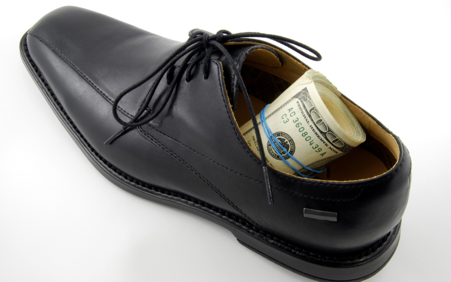 Smart Ways to Hide Money While Traveling | Zameen Blog