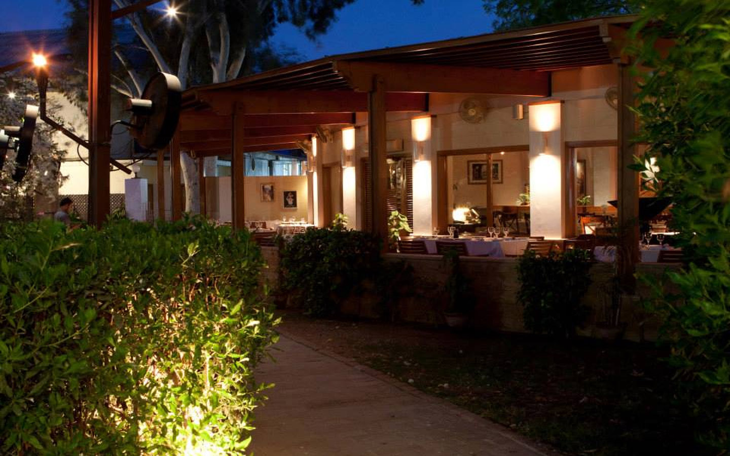 Fine Dining Restaurants in Karachi: Okra, Sakura & More | Zameen Blog