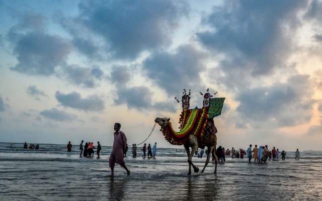 Top Beaches in Karachi Perfect for Picnic | Zameen Blog