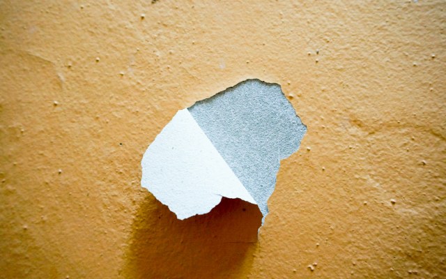 How to Fix Walls with Peeling Paint | Zameen Blog | Zameen Blog