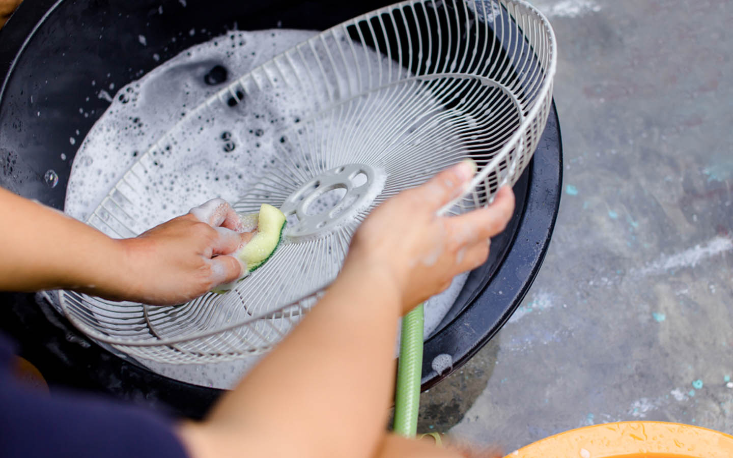 Top Ways to Clean Fans Around the House | Zameen Blog