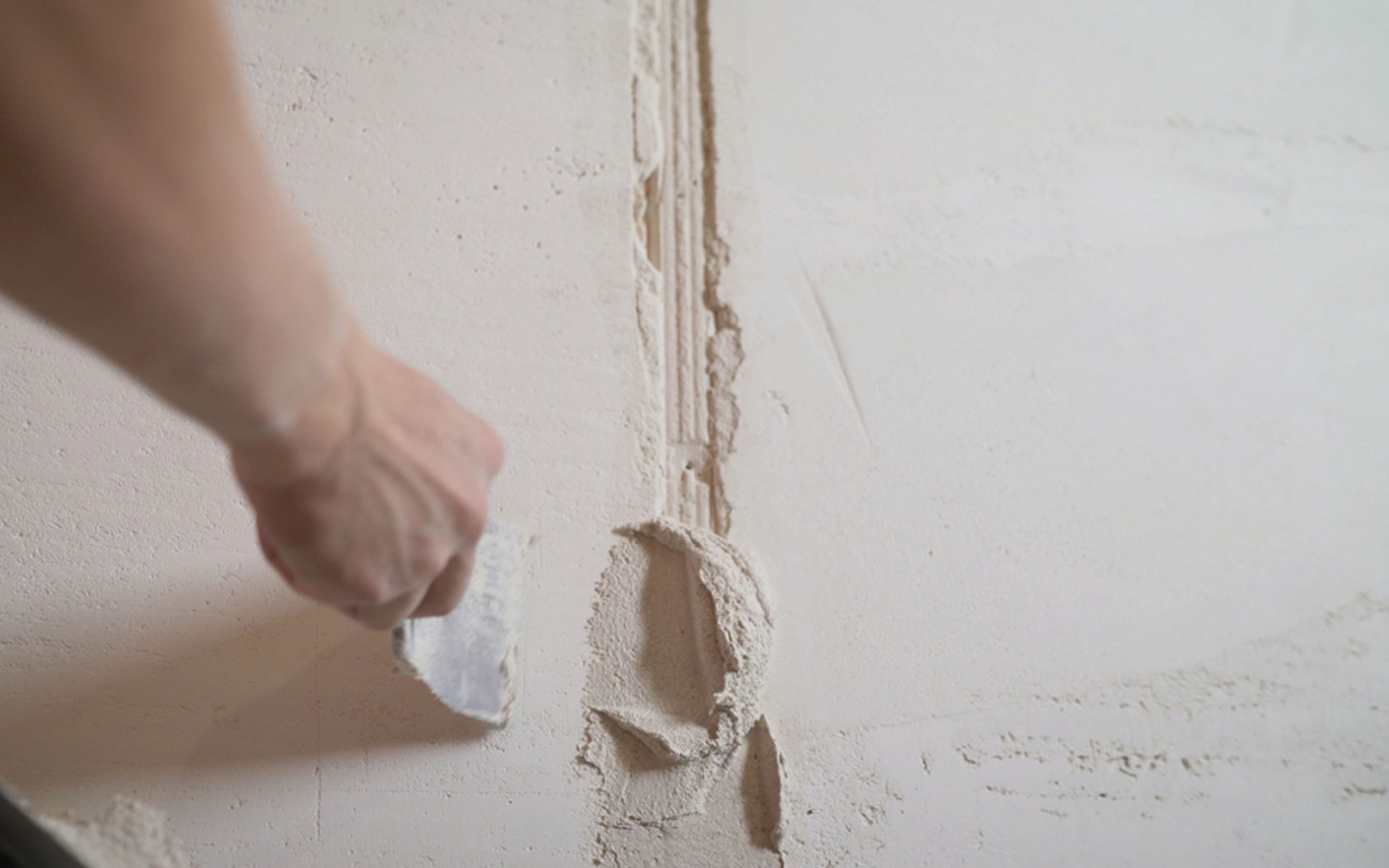 How to Fix Cracks in the Ceiling | Zameen Blog