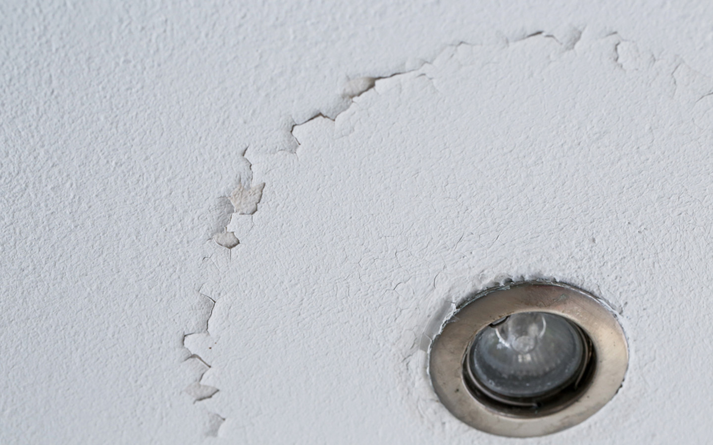 How to Fix Cracks in the Ceiling | Zameen Blog