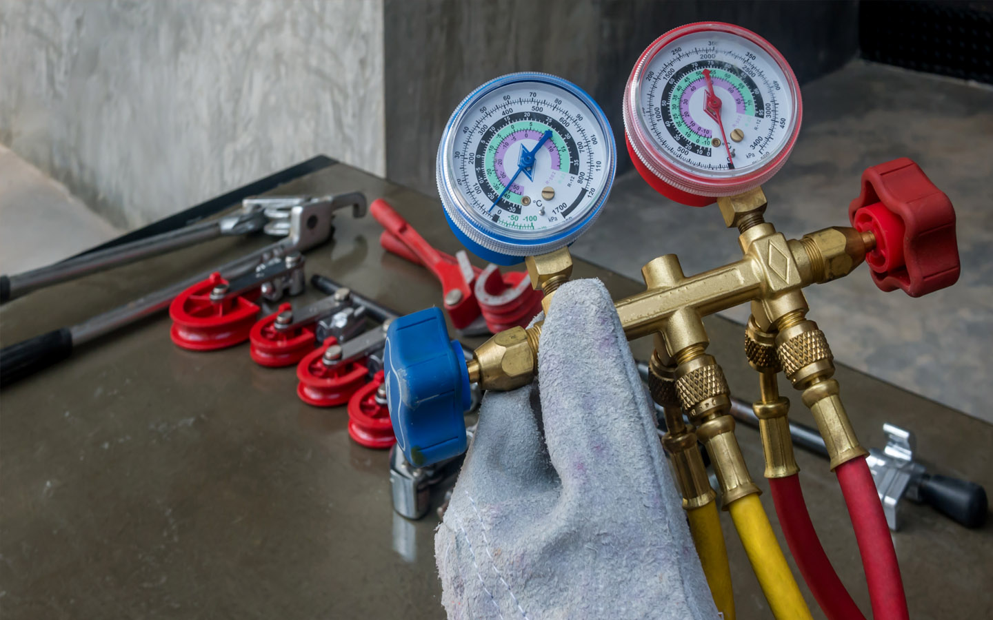 Filling Gas in an AC Unit: Equipment, Rates, Tips and More | Zameen Blog