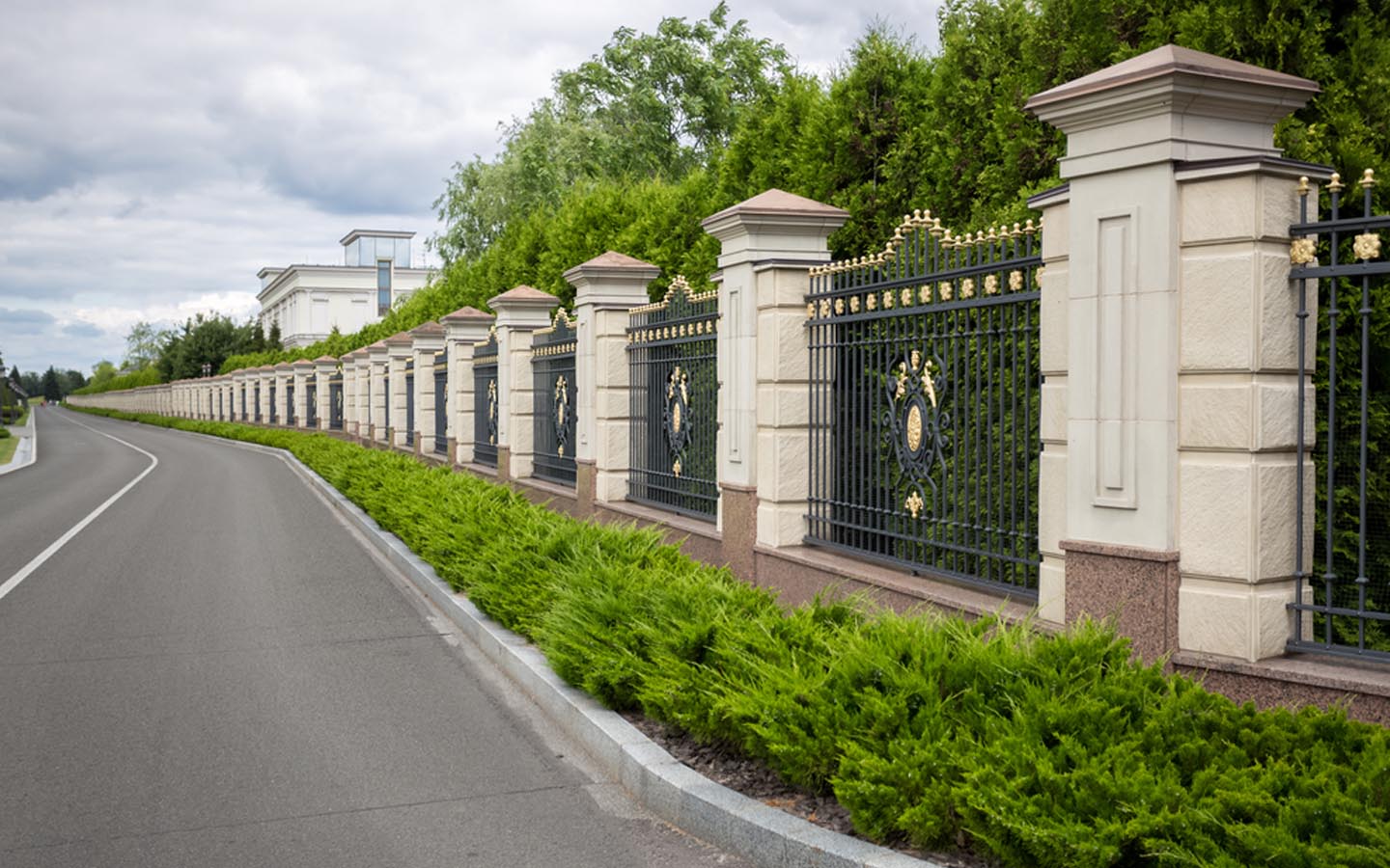 Best Boundary Wall Design Ideas: Materials & More! | Zameen Blog