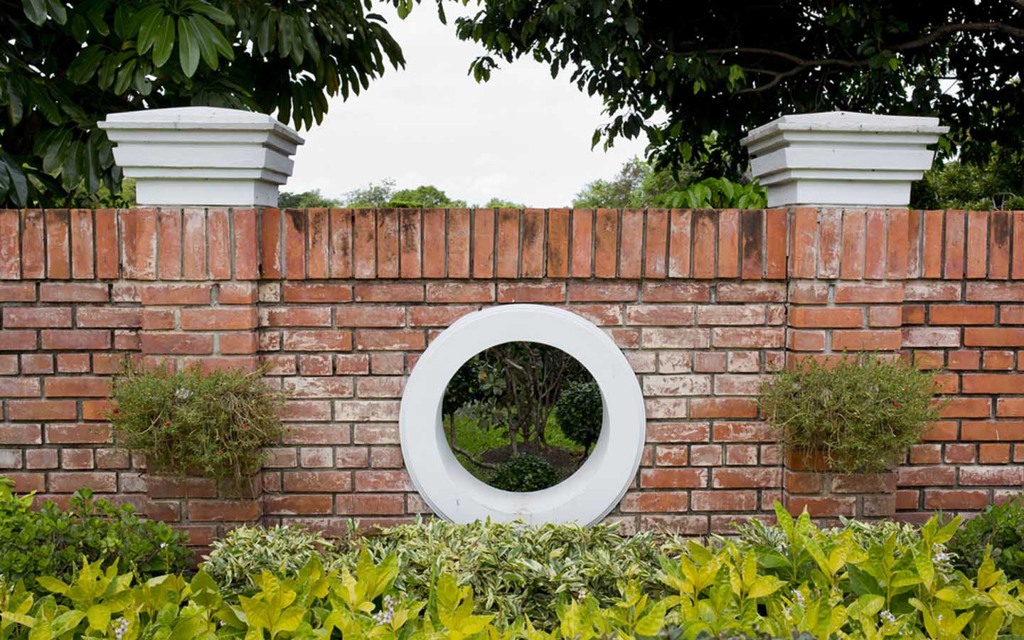 Best Boundary Wall Design Ideas: Materials & More! | Zameen Blog