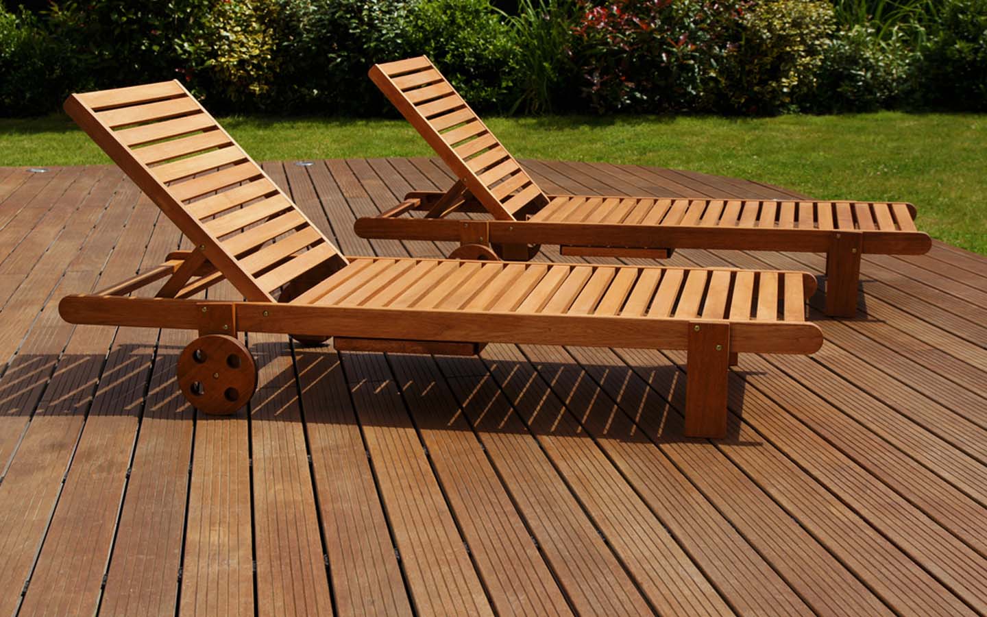 Teak Wood Furniture: Pros, Cons & Maintenance | Zameen Blog