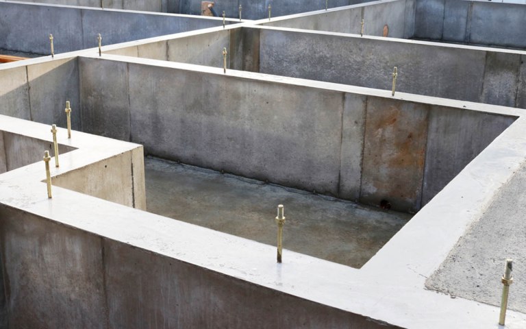 Plinth in Construction: Purpose, Application & More! | Zameen Blog